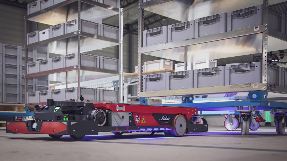 Intelligent transport robot optimizes material flow in the warehouse ...
